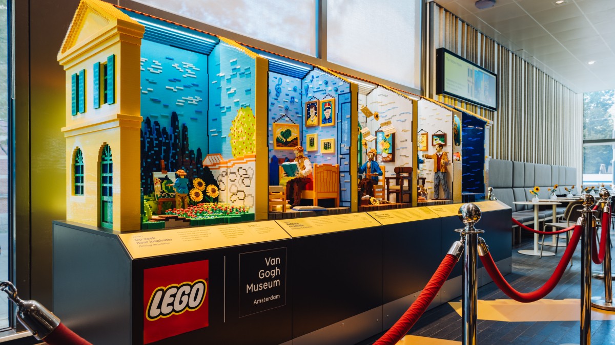 182.109 LEGO-stenen vertellen verhaal Van Gogh’s Zonnebloemen - Vakblad ...
