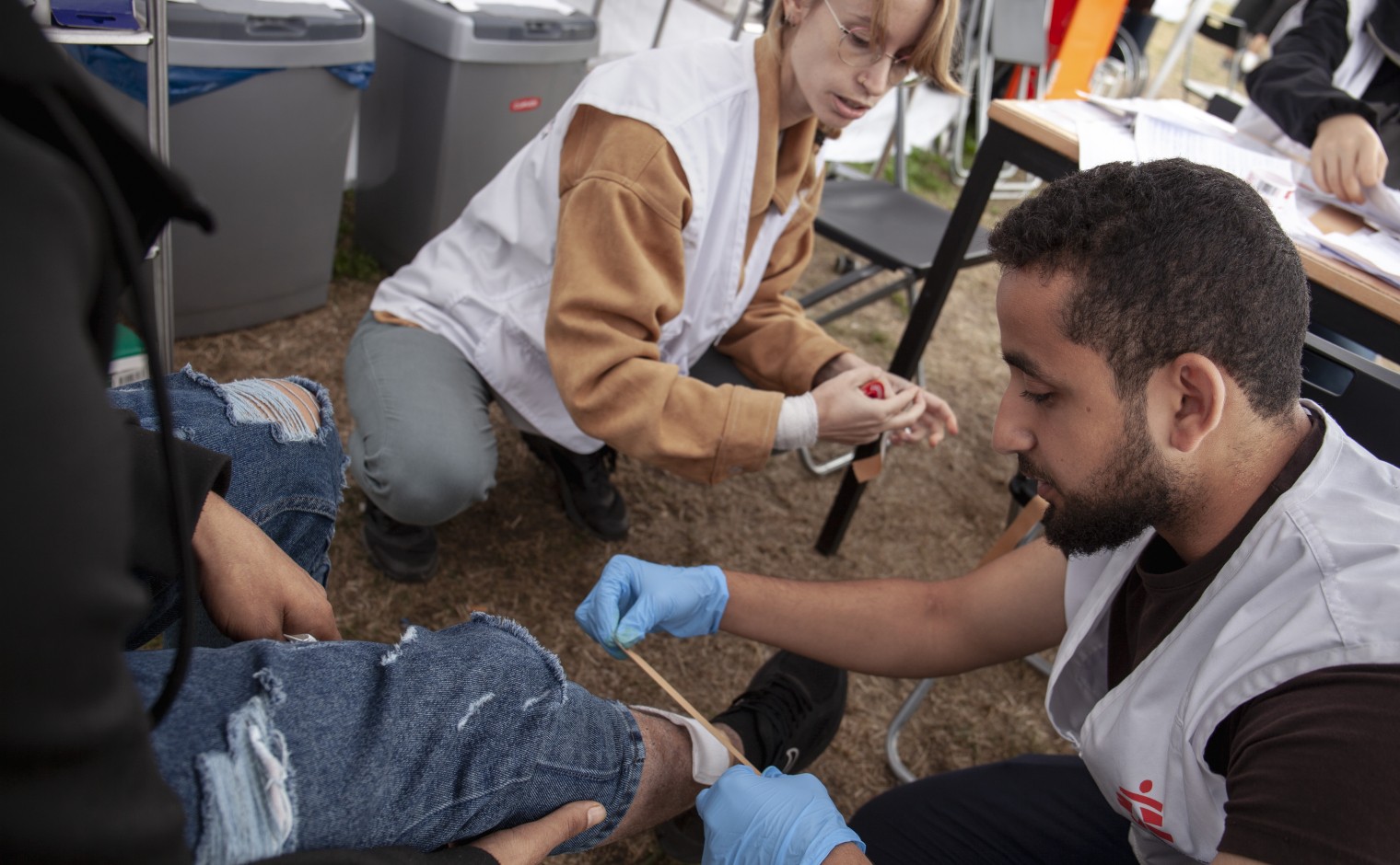 Georganiseerde en particuliere hulp buiten de poorten van Ter Apel ...